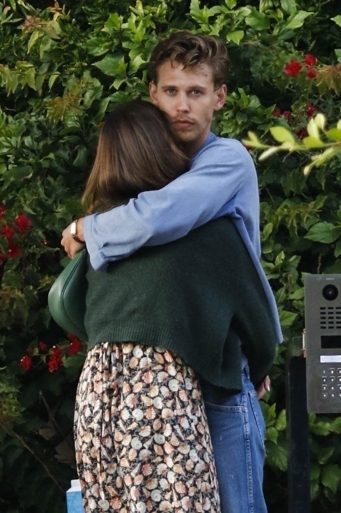 Austin Butler Gives Kaia Gerber A Long Hug After Dinner With Friends ...