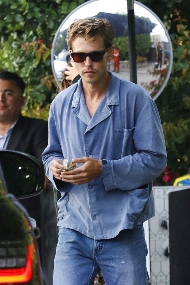 Austin Butler Gives Kaia Gerber A Long Hug After Dinner With Friends ...