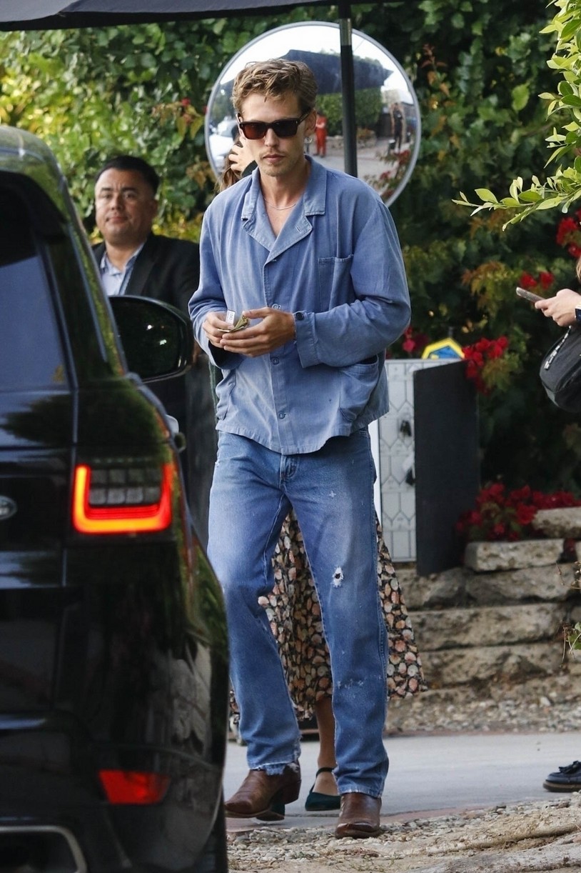 Austin Butler Gives Kaia Gerber A Long Hug After Dinner With Friends ...