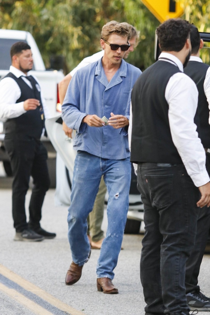 Austin Butler Gives Kaia Gerber A Long Hug After Dinner With Friends ...