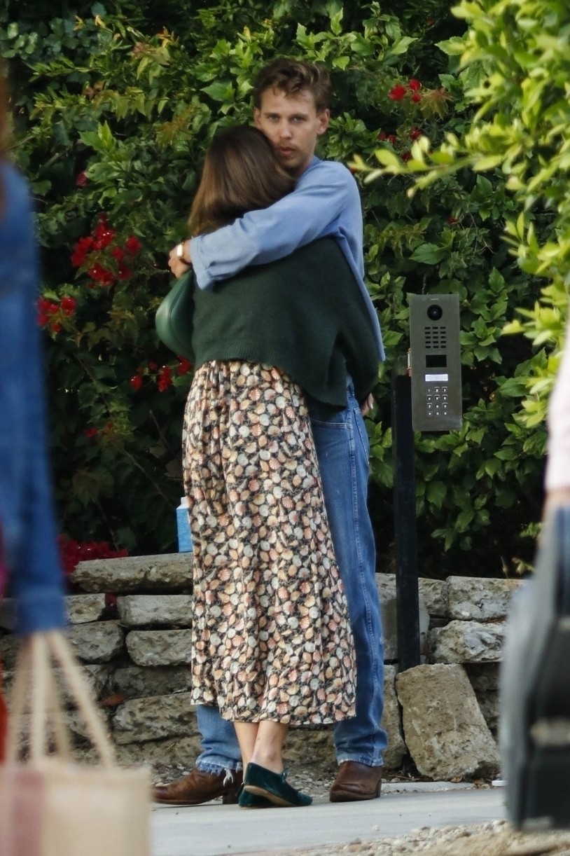 Austin Butler Gives Kaia Gerber A Long Hug After Dinner With Friends ...