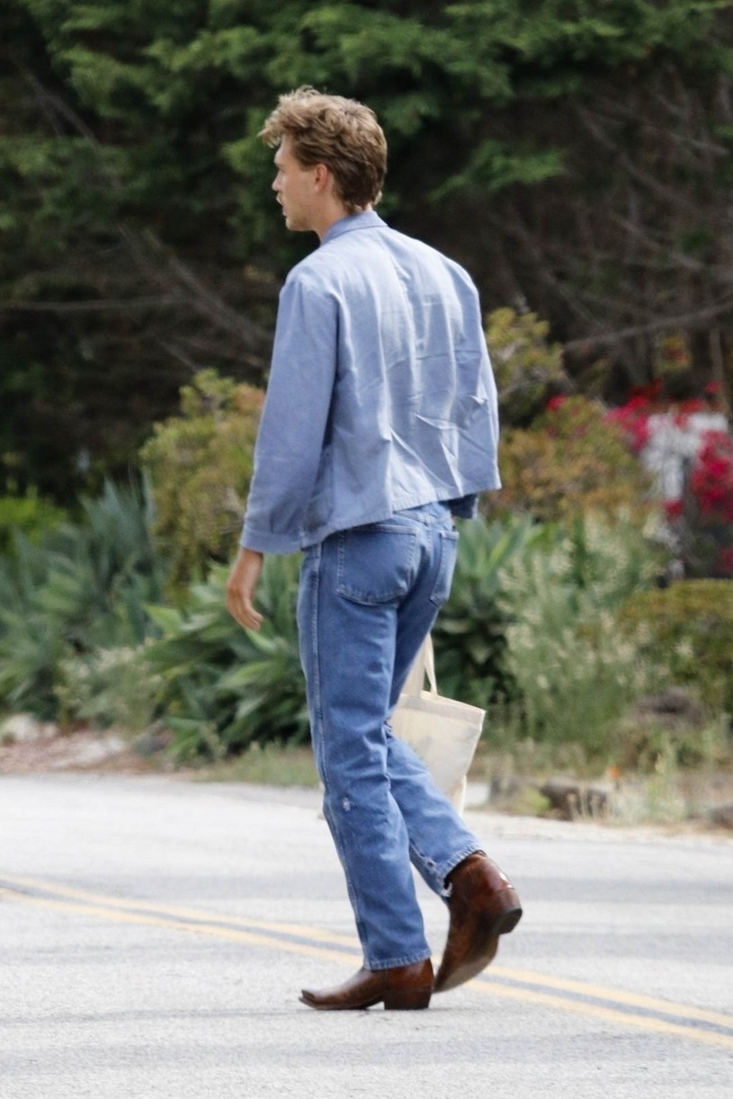 Austin Butler Gives Kaia Gerber A Long Hug After Dinner With Friends ...