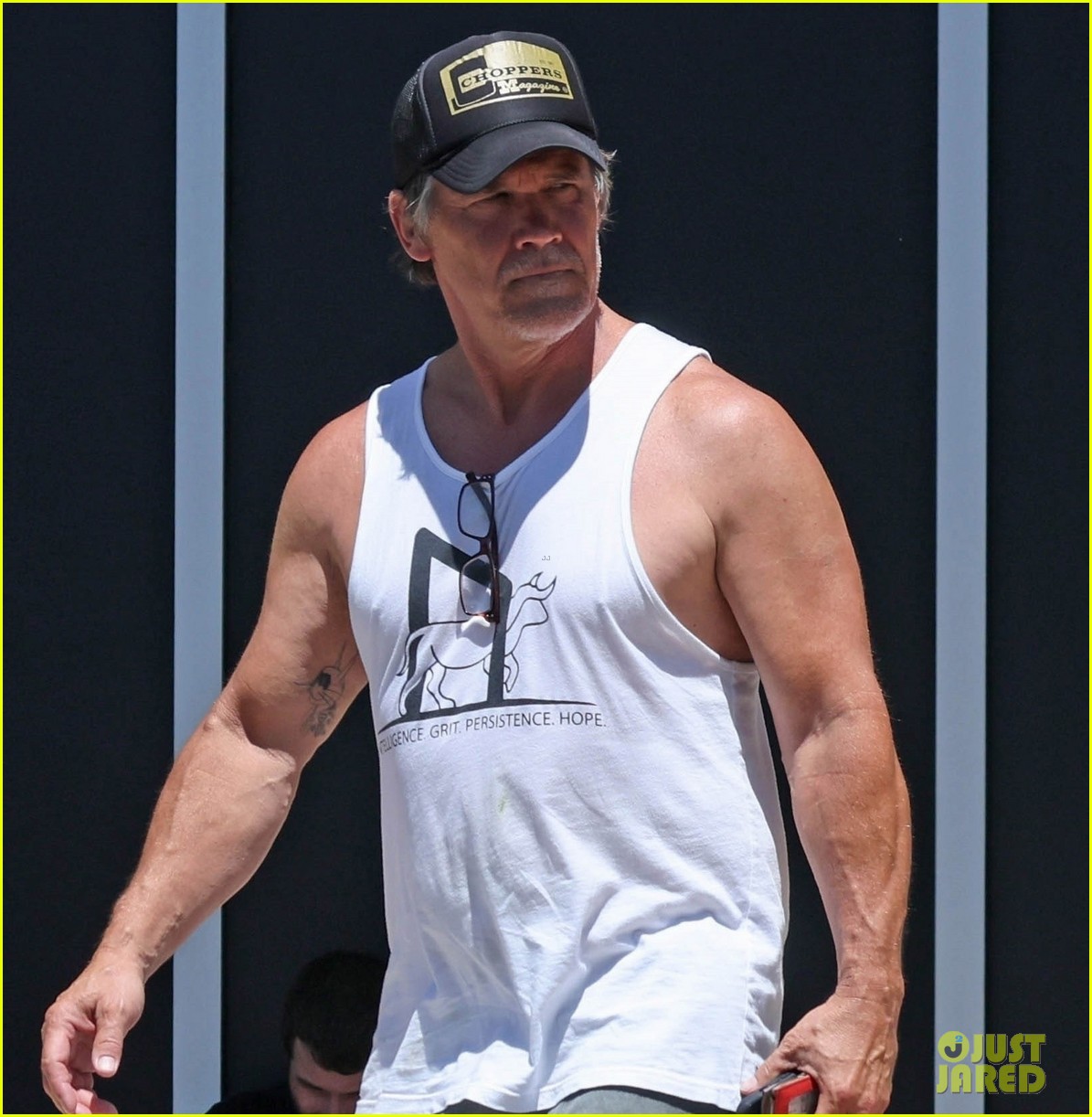 Josh Brolin Shows Off His Muscles While Out Grocery Shopping: Photo ...