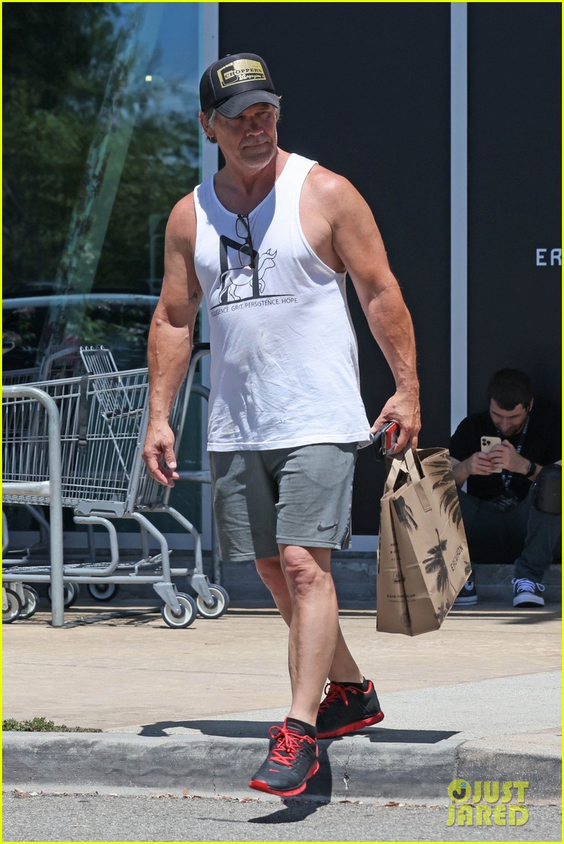 Josh Brolin Shows Off His Muscles While Out Grocery Shopping: Photo ...
