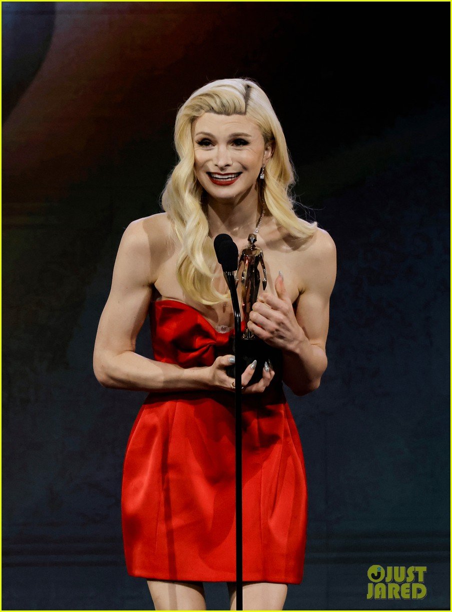 Dylan Mulvaney Stuns On Streamy Awards Red Carpet, Wins Her First Award ...