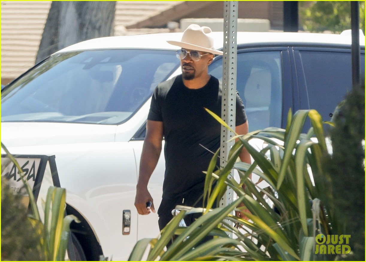 Jamie Foxx Looks Happy & Healthy in New Photos After Recent Medical ...