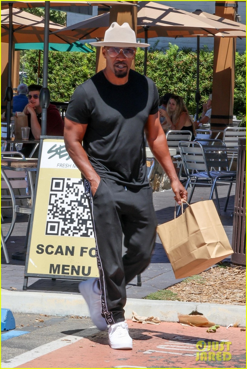 Jamie Foxx Looks Happy & Healthy in New Photos After Recent Medical ...