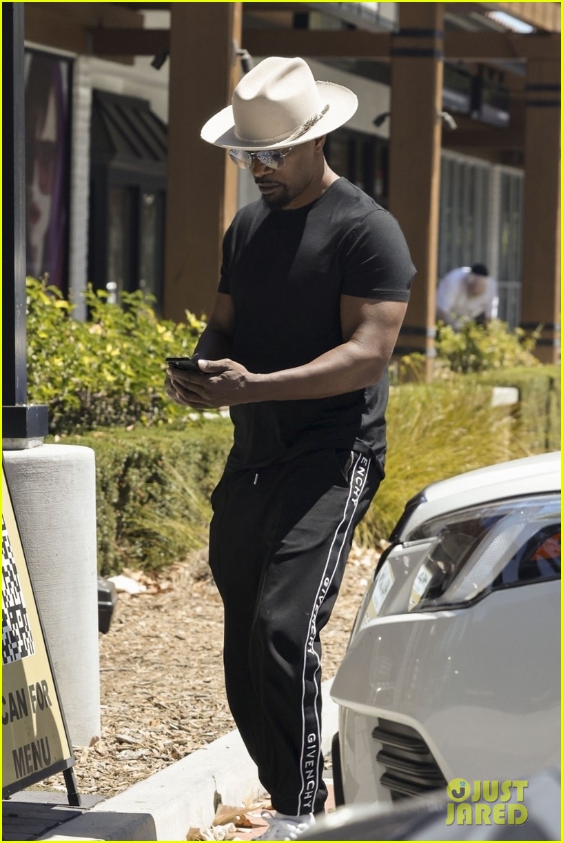 Jamie Foxx Looks Happy & Healthy in New Photos After Recent Medical ...