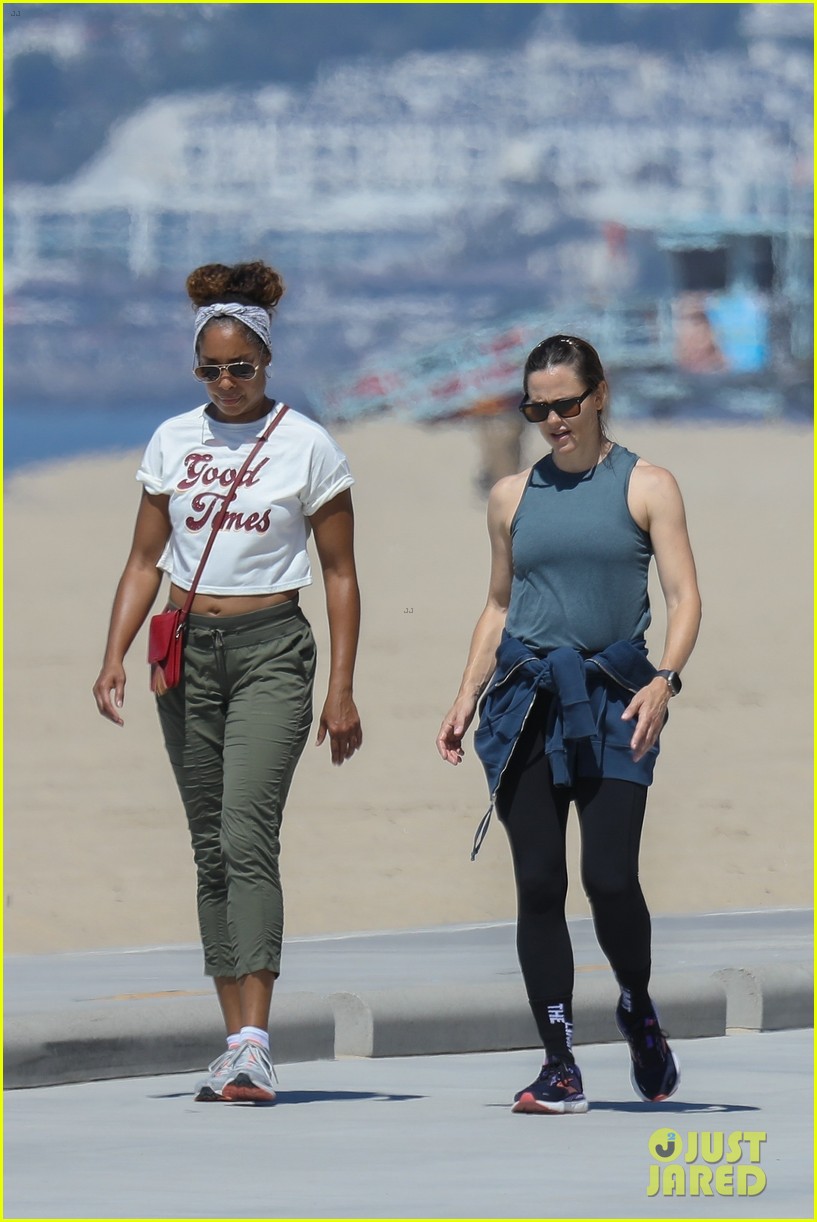 Jennifer Garner & Gina Torres Have an 'Alias' Reunion at the Beach ...