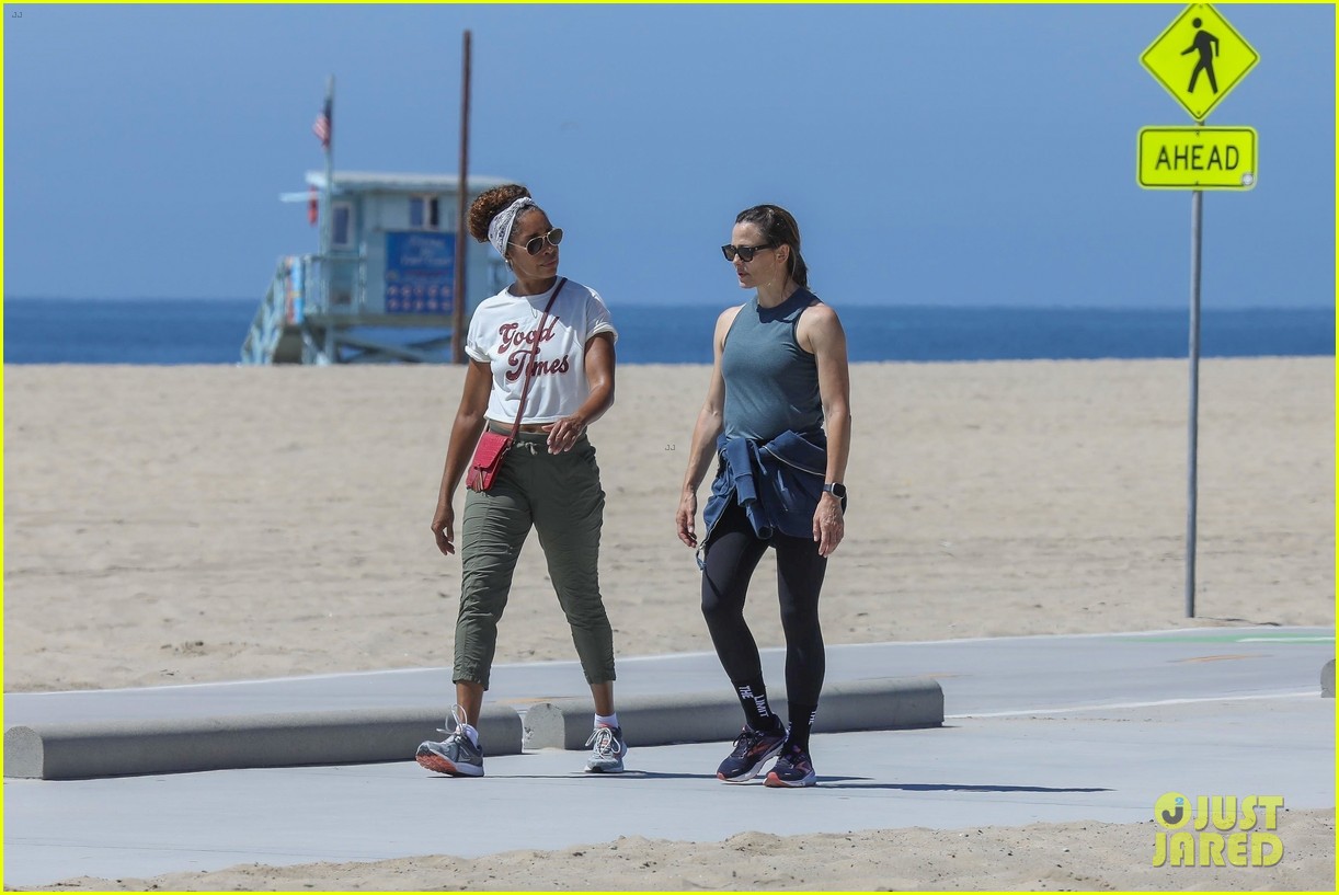 Jennifer Garner & Gina Torres Have an 'Alias' Reunion at the Beach ...