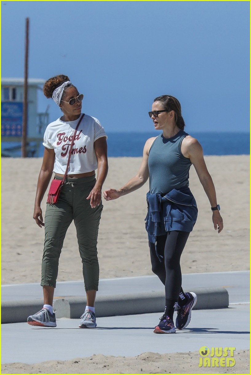 Jennifer Garner & Gina Torres Have an 'Alias' Reunion at the Beach ...