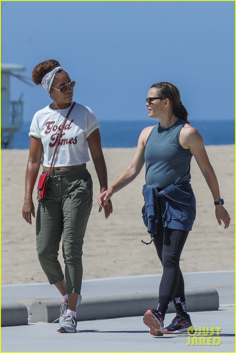 Photo: jennifer garner gina torres beach stroll 15 | Photo 4962413 ...