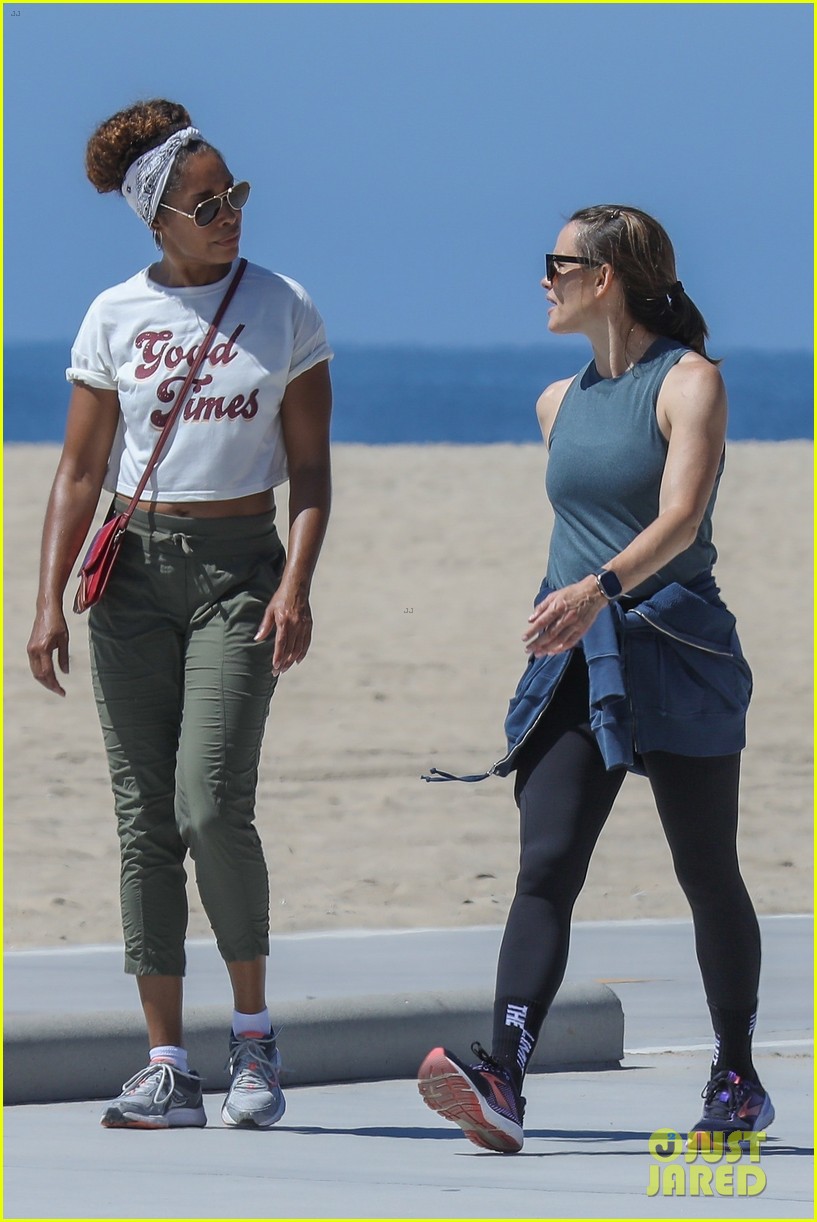 Jennifer Garner & Gina Torres Have an 'Alias' Reunion at the Beach ...