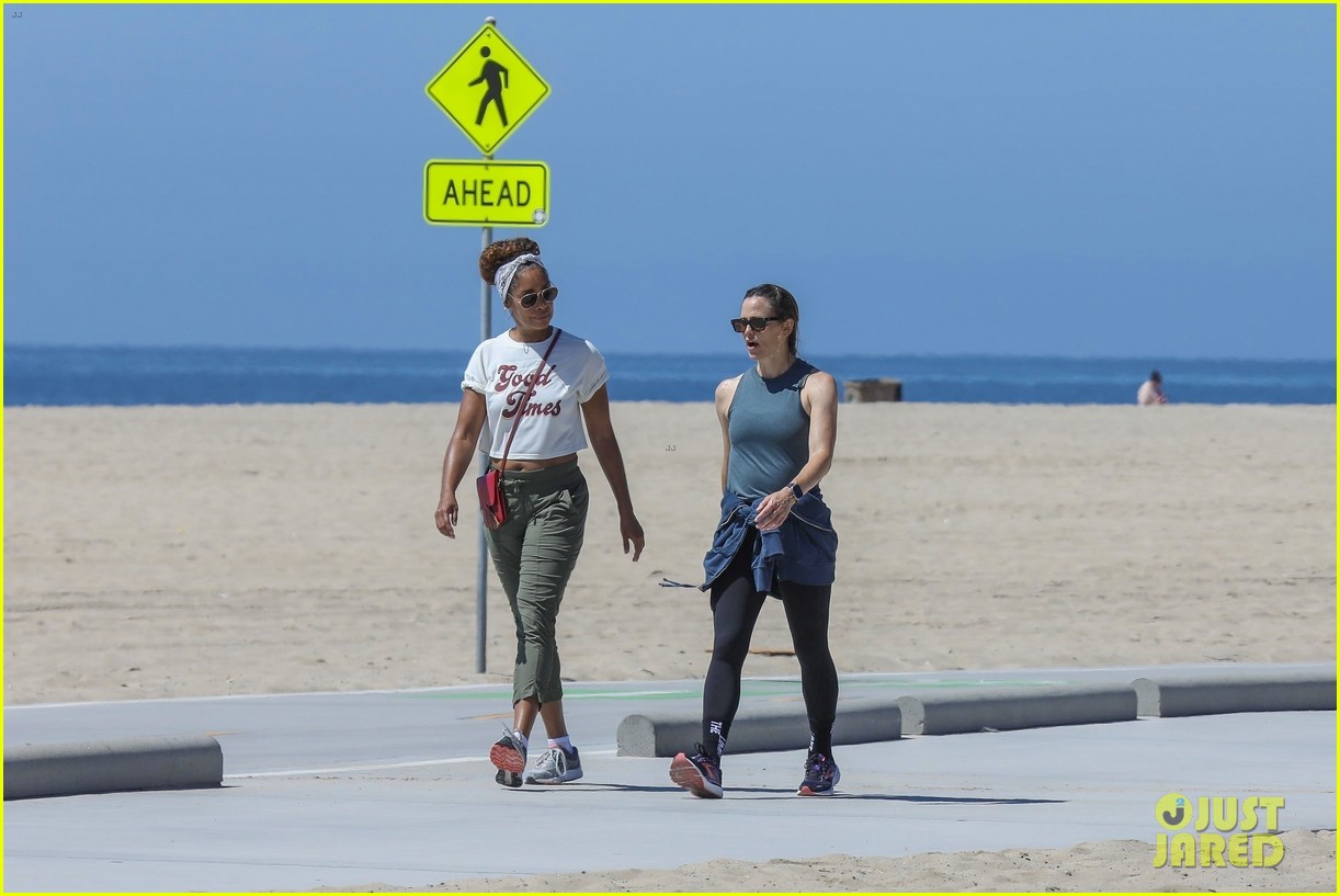 Jennifer Garner & Gina Torres Have an 'Alias' Reunion at the Beach ...