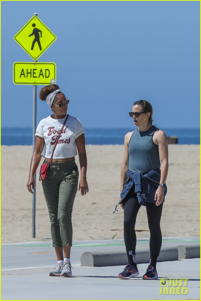 Jennifer Garner & Gina Torres Have an 'Alias' Reunion at the Beach ...