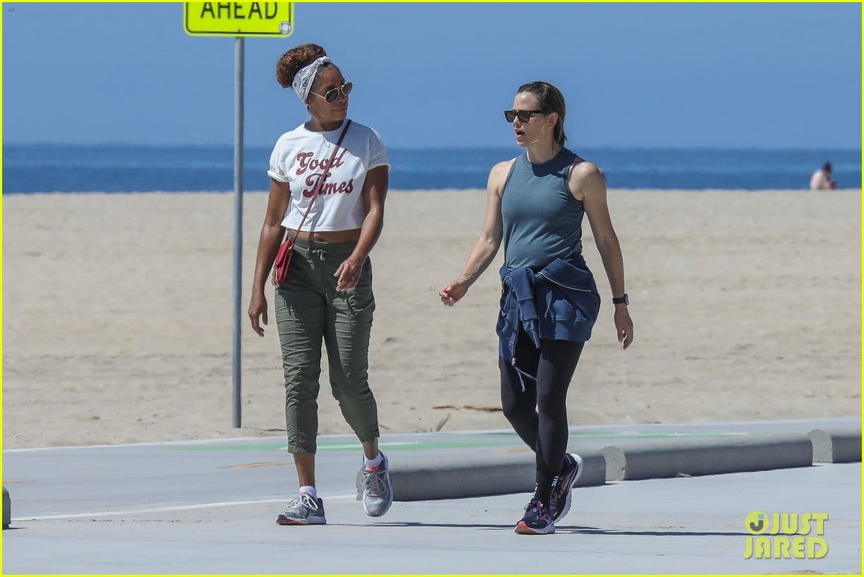 Jennifer Garner & Gina Torres Have an 'Alias' Reunion at the Beach ...