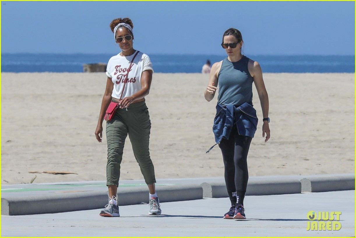 Jennifer Garner & Gina Torres Have an 'Alias' Reunion at the Beach ...