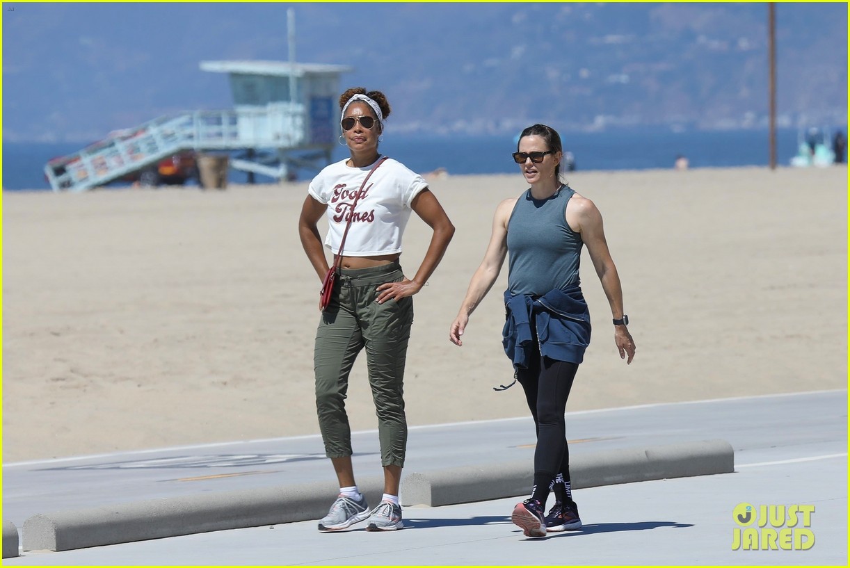 Jennifer Garner & Gina Torres Have an 'Alias' Reunion at the Beach ...