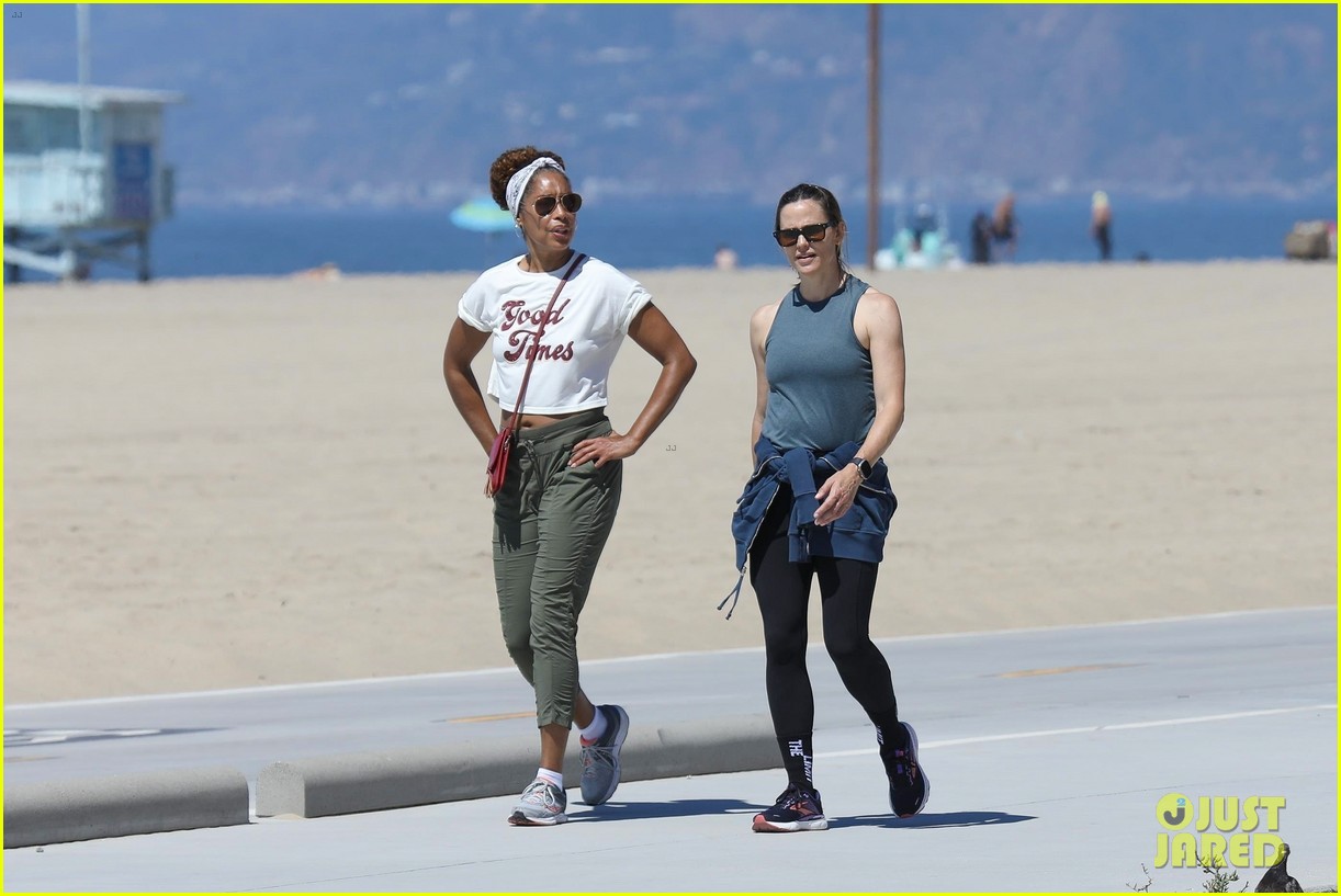 Jennifer Garner & Gina Torres Have an 'Alias' Reunion at the Beach ...