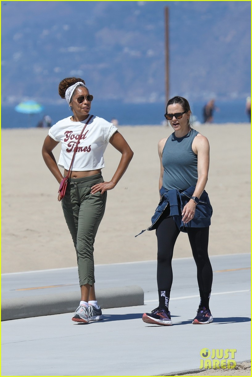 Jennifer Garner & Gina Torres Have an 'Alias' Reunion at the Beach ...