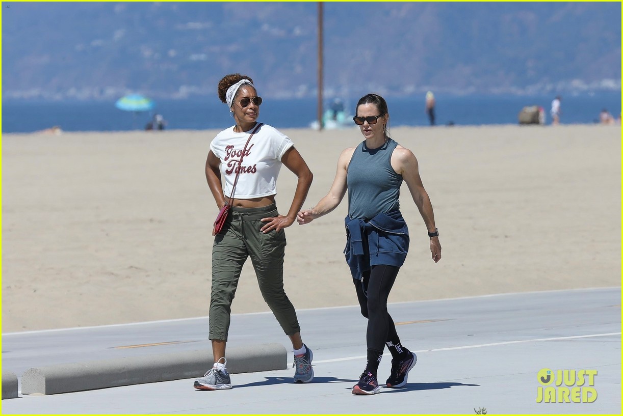 Jennifer Garner & Gina Torres Have an 'Alias' Reunion at the Beach ...