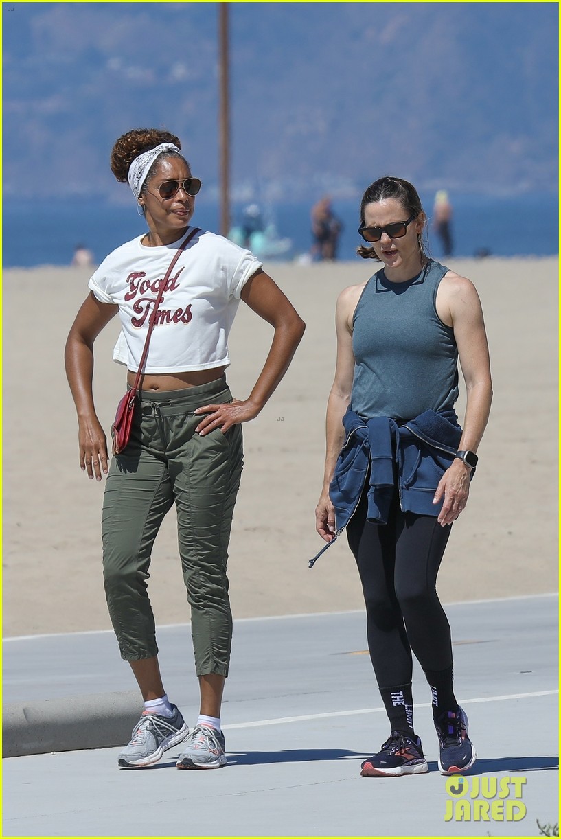 Jennifer Garner & Gina Torres Have an 'Alias' Reunion at the Beach ...