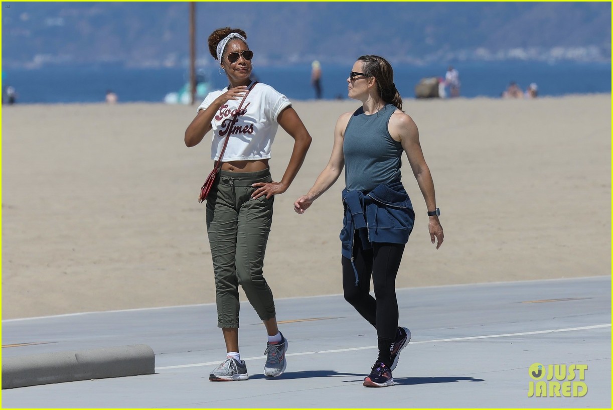 Jennifer Garner & Gina Torres Have an 'Alias' Reunion at the Beach ...