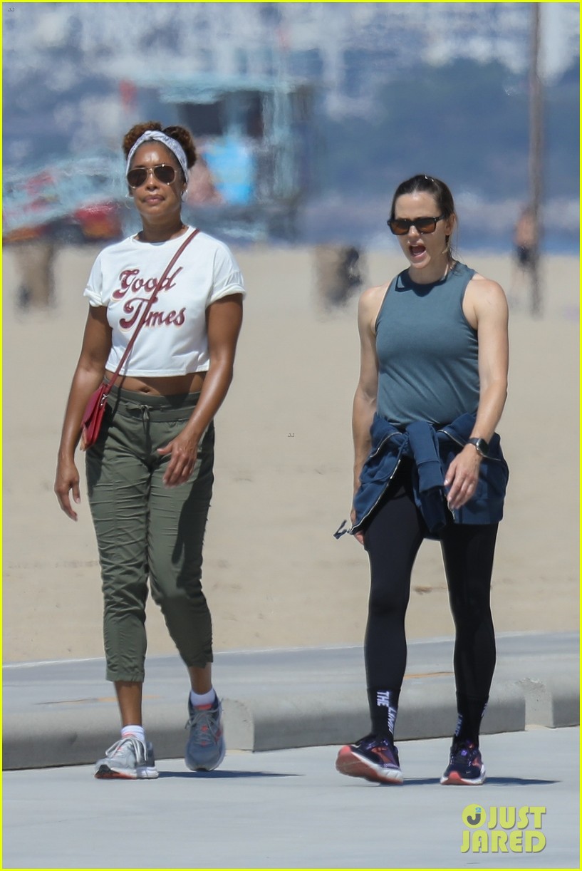 Jennifer Garner & Gina Torres Have an 'Alias' Reunion at the Beach ...