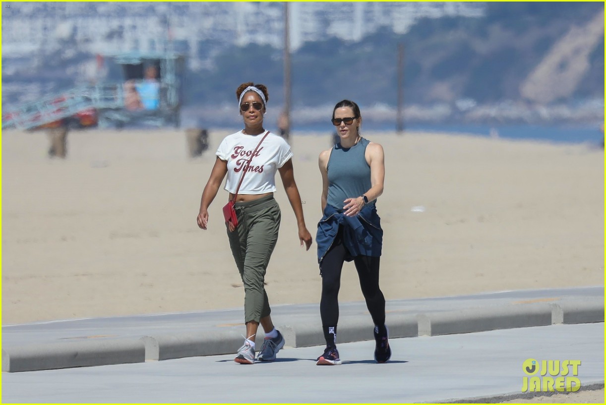 Jennifer Garner & Gina Torres Have an 'Alias' Reunion at the Beach ...