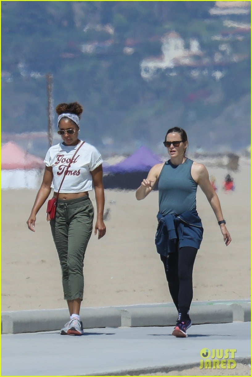 Jennifer Garner & Gina Torres Have an 'Alias' Reunion at the Beach ...