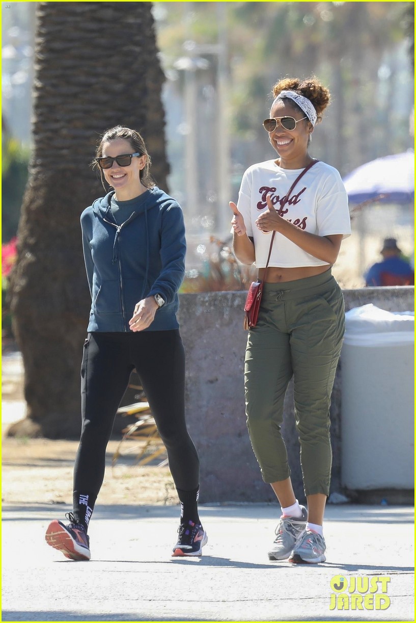 Jennifer Garner & Gina Torres Have an 'Alias' Reunion at the Beach ...