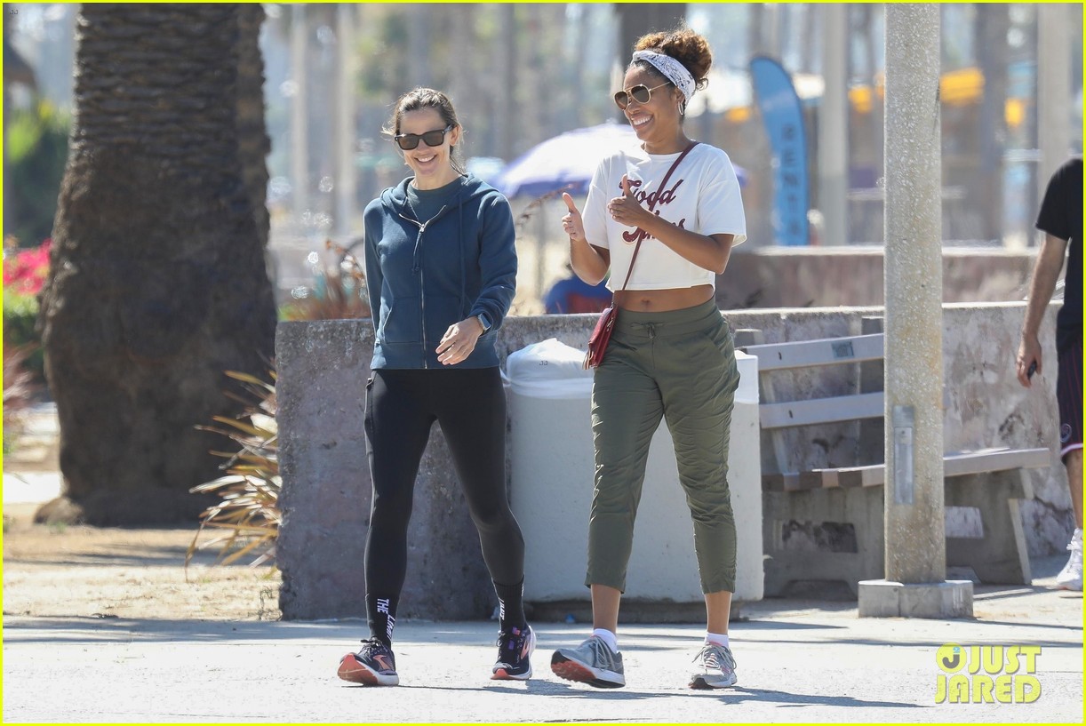 Jennifer Garner & Gina Torres Have an 'Alias' Reunion at the Beach ...