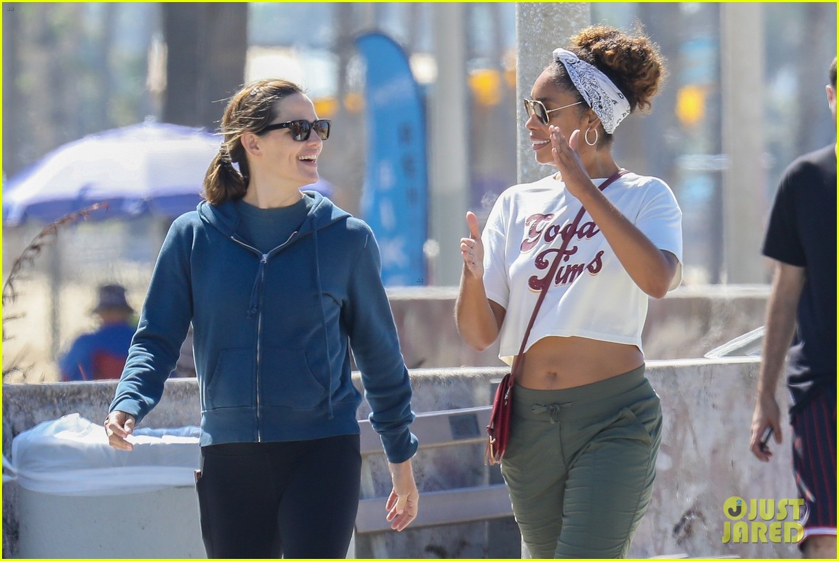 Jennifer Garner & Gina Torres Have an 'Alias' Reunion at the Beach ...