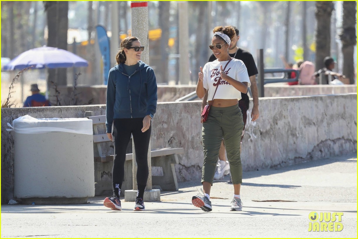 Jennifer Garner & Gina Torres Have an 'Alias' Reunion at the Beach ...