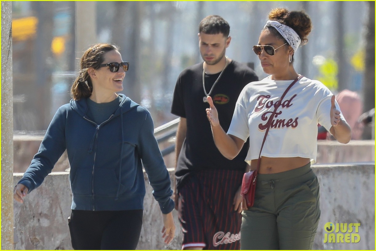 Jennifer Garner & Gina Torres Have an 'Alias' Reunion at the Beach ...