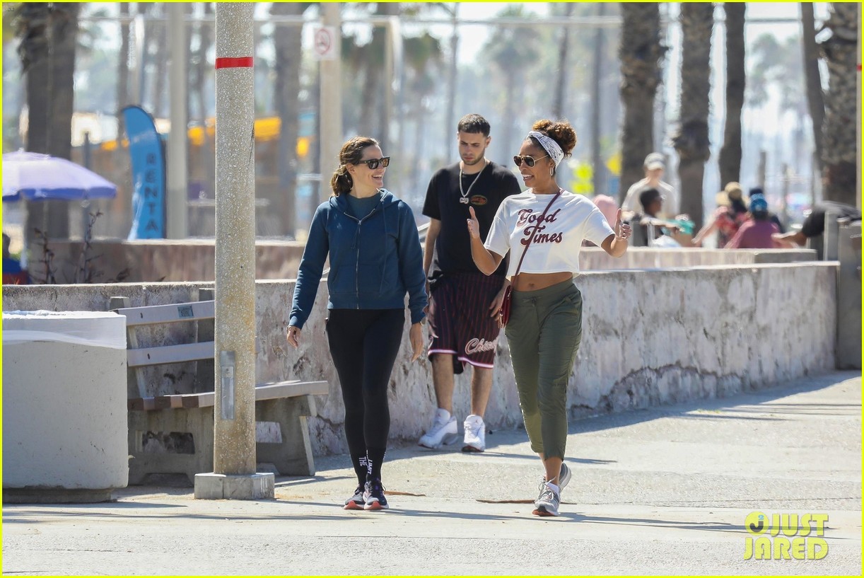 Jennifer Garner & Gina Torres Have an 'Alias' Reunion at the Beach ...