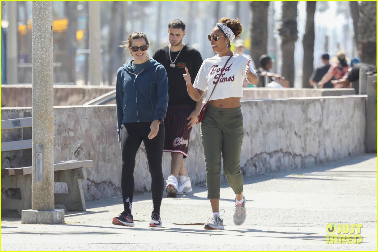 Jennifer Garner & Gina Torres Have an 'Alias' Reunion at the Beach ...