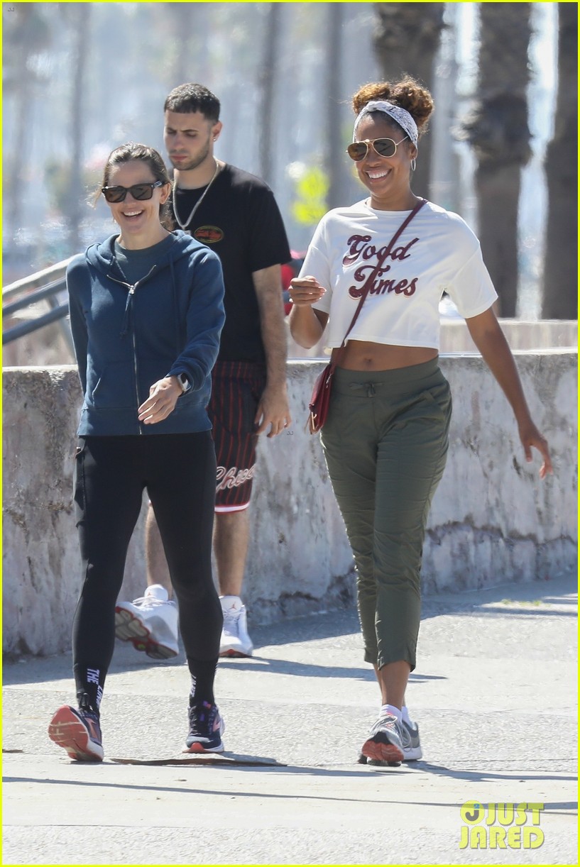 Jennifer Garner & Gina Torres Have an 'Alias' Reunion at the Beach ...