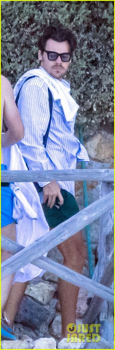 Harry Styles Soaks in the Sites of Italy With Friends After Record ...