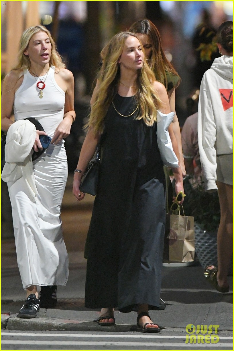 Jennifer Lawrence Enjoys Dinner With Friends in NYC!: Photo 4962329 ...