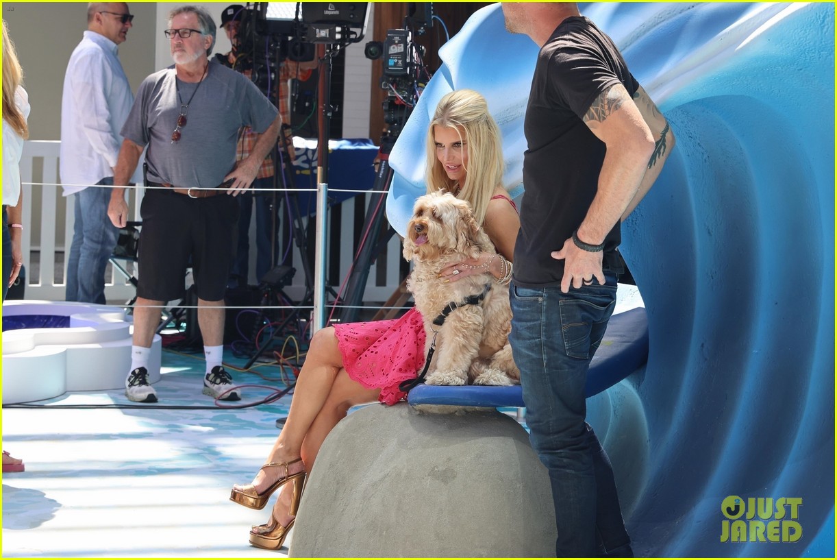 Jessica Simpson Brings Her Lookalike Daughter Maxwell & Dog Penny to ...