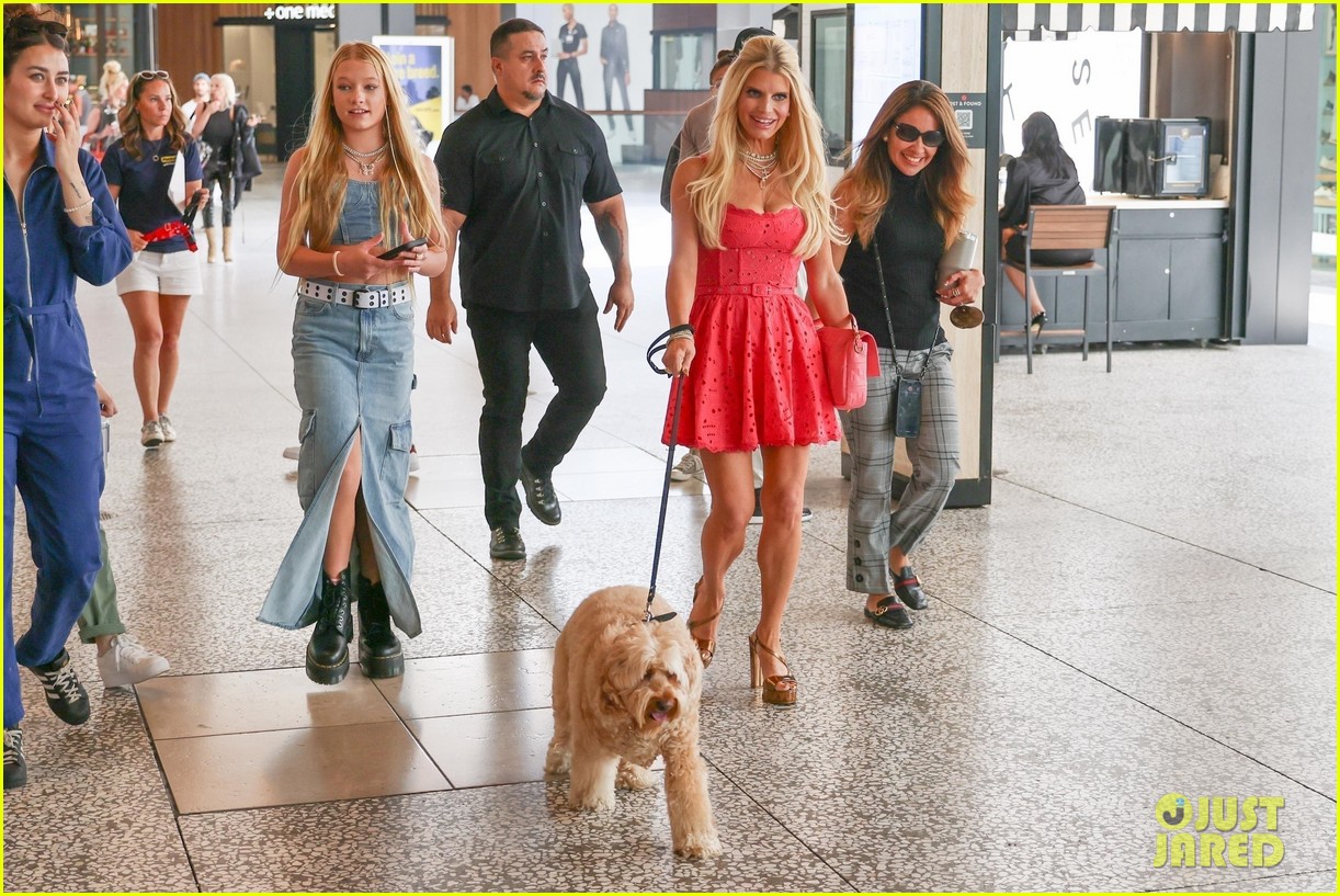 Jessica Simpson Brings Her Lookalike Daughter Maxwell & Dog Penny to ...