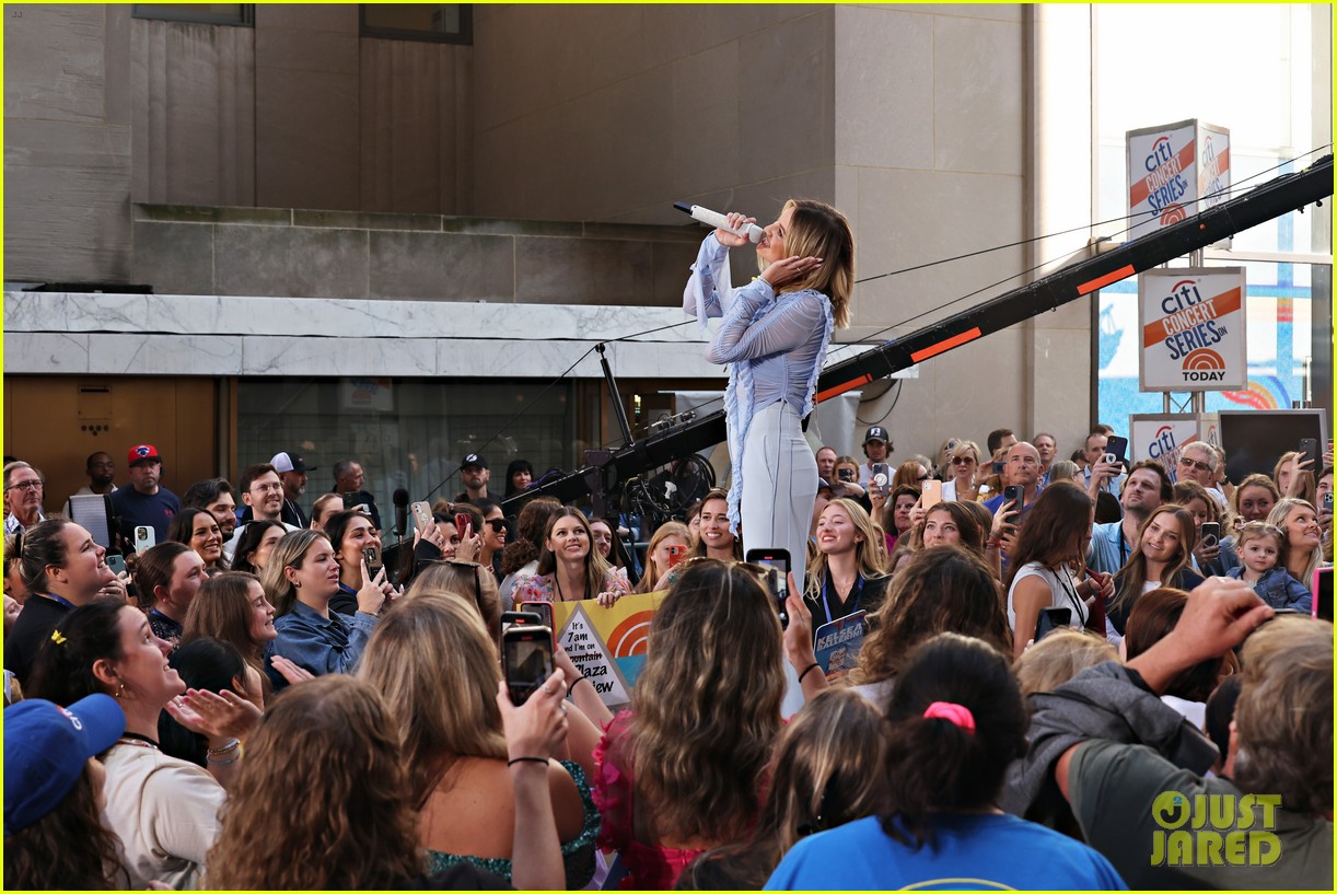 Chase Stokes is Kelsea Ballerini's Biggest Fan in the Audience During ...