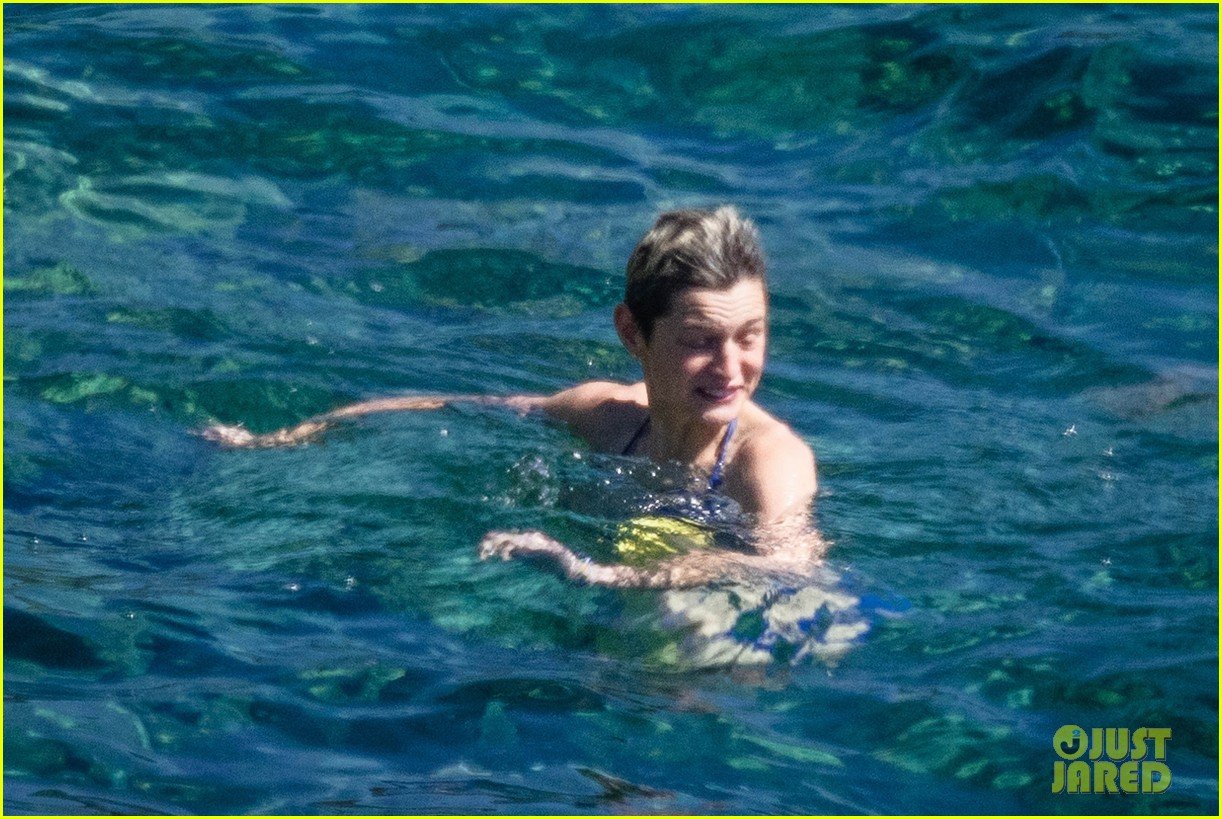 Emma Corrin & Dan Levy Soak Up the Sun While Vacationing in Italy ...