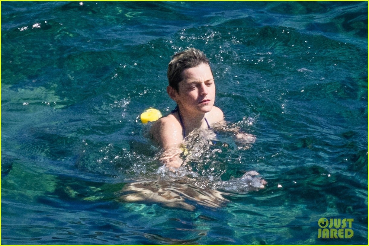 Emma Corrin & Dan Levy Soak Up the Sun While Vacationing in Italy ...