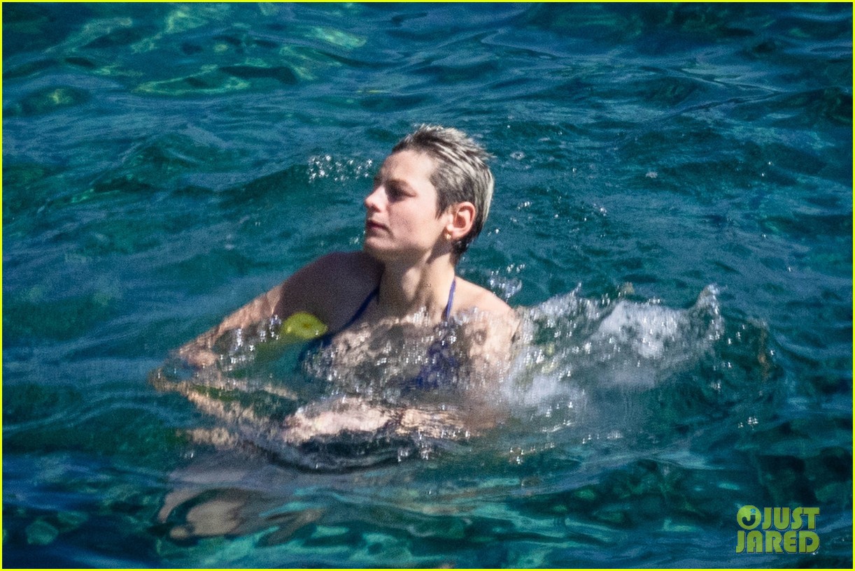 Emma Corrin & Dan Levy Soak Up the Sun While Vacationing in Italy ...