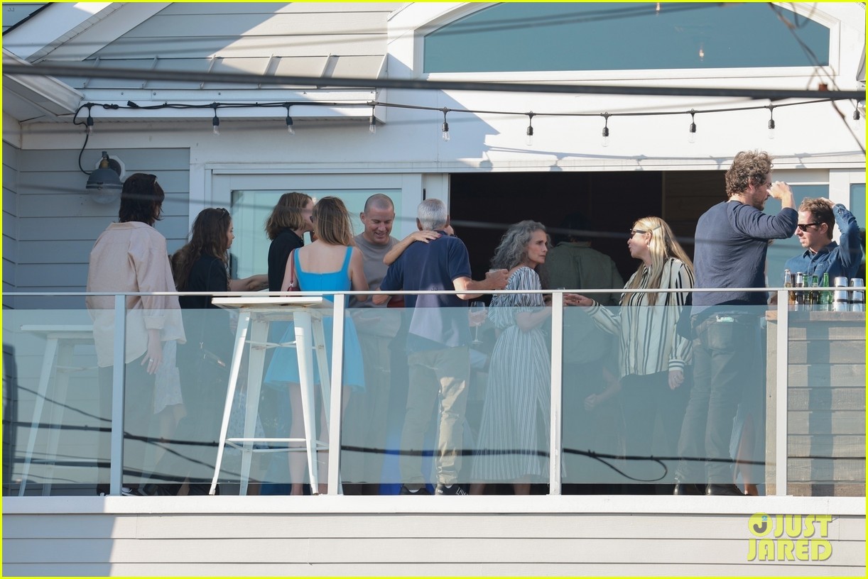 Taylor Swift Joins Cara Delevingne, Lana Del Rey, & More Stars Attend ...