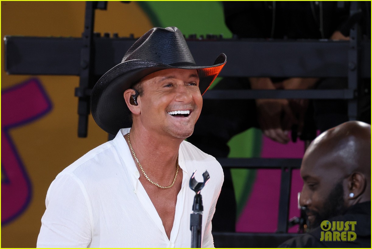 Tim McGraw Gushes Over His 3 Daughters During 'GMA' Performance: Photo ...