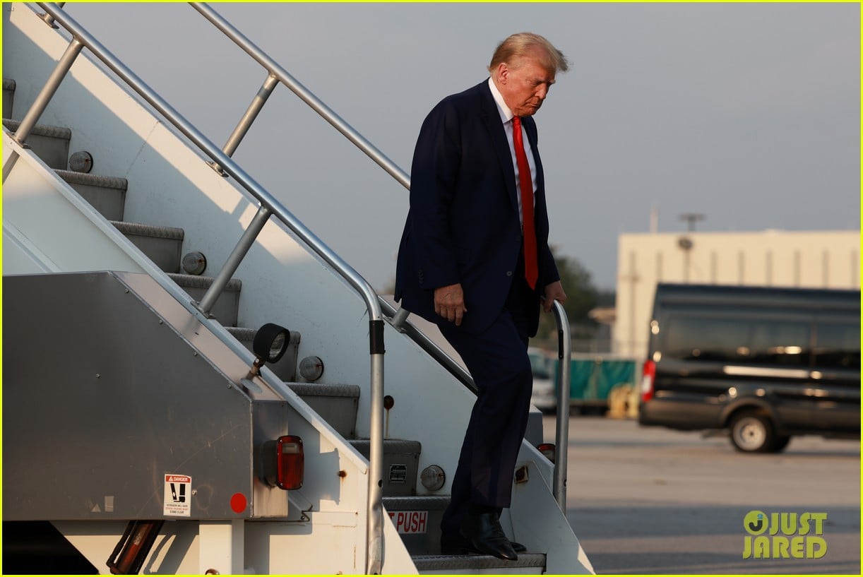 Donald Trump's Height & Weight Revealed Upon Arrest in Atlanta, But ...