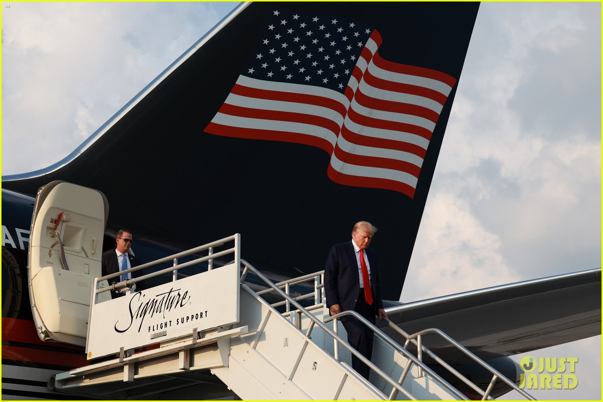 Donald Trump's Height & Weight Revealed Upon Arrest in Atlanta, But ...